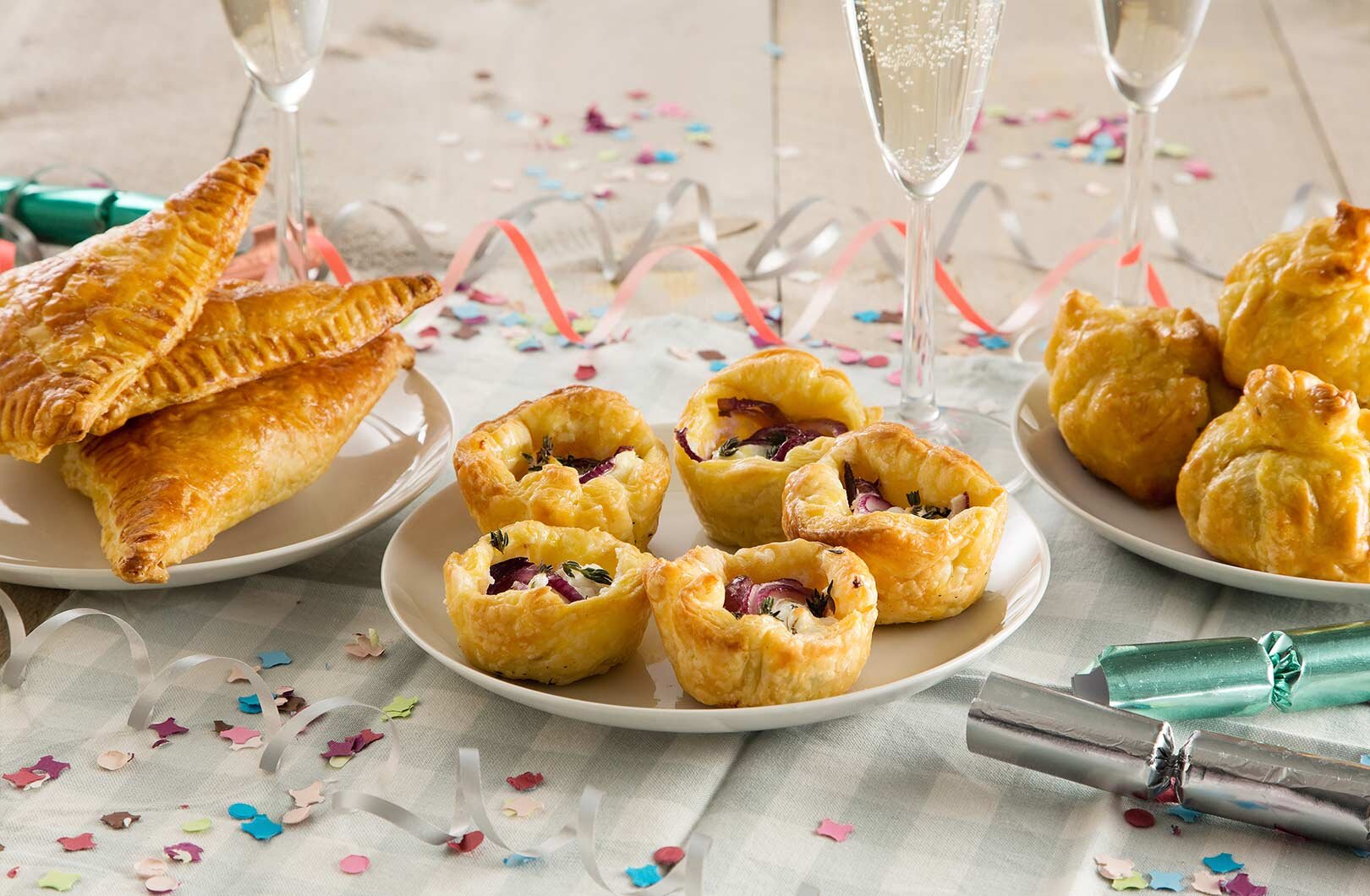 Recept: Bladerdeeghapjes met geitenkaas, tijm en rode ui - Koopmans.com