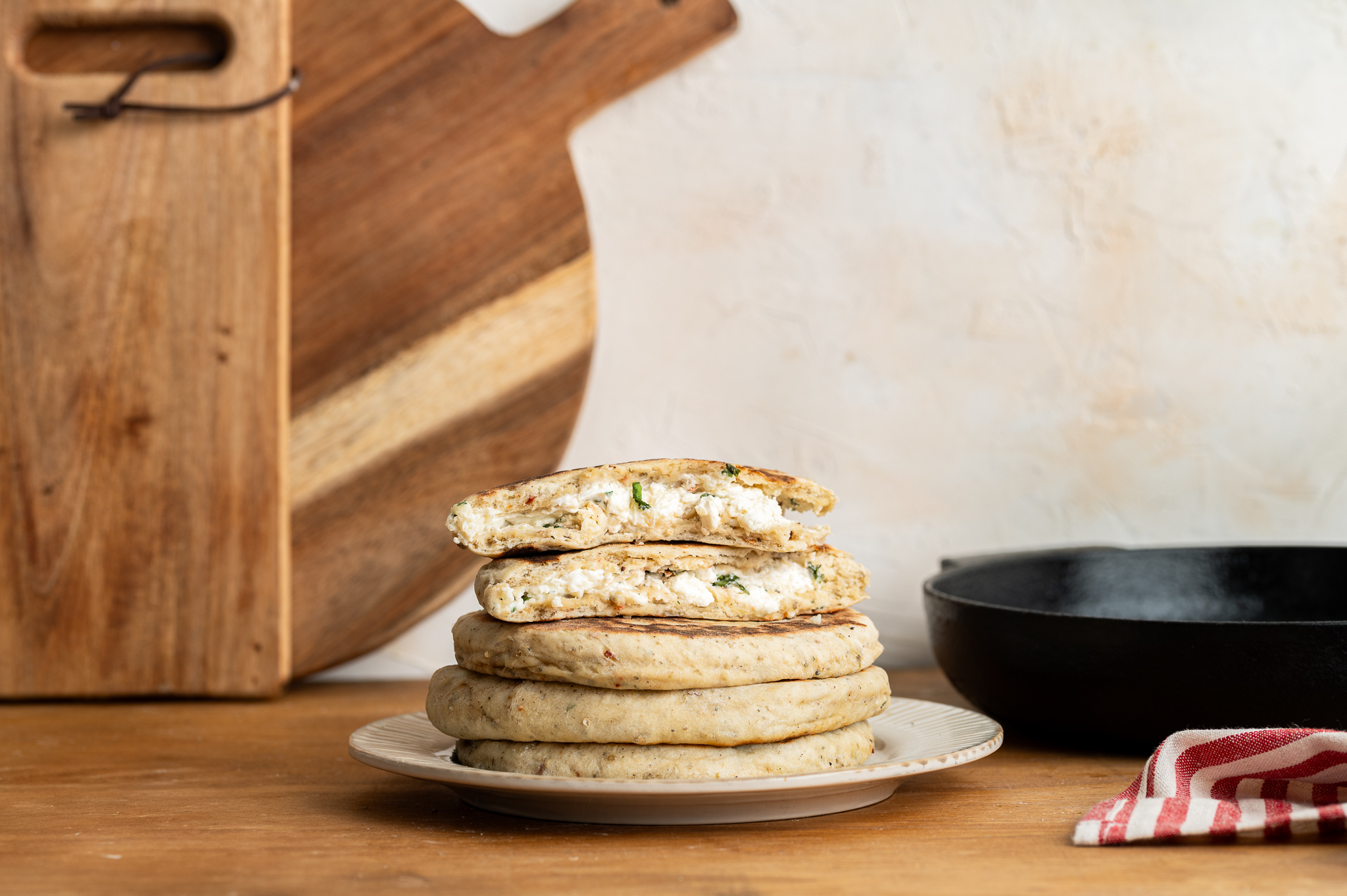 Gevuld platbrood met kaas en italiaanse kruiden - Koopmans.com