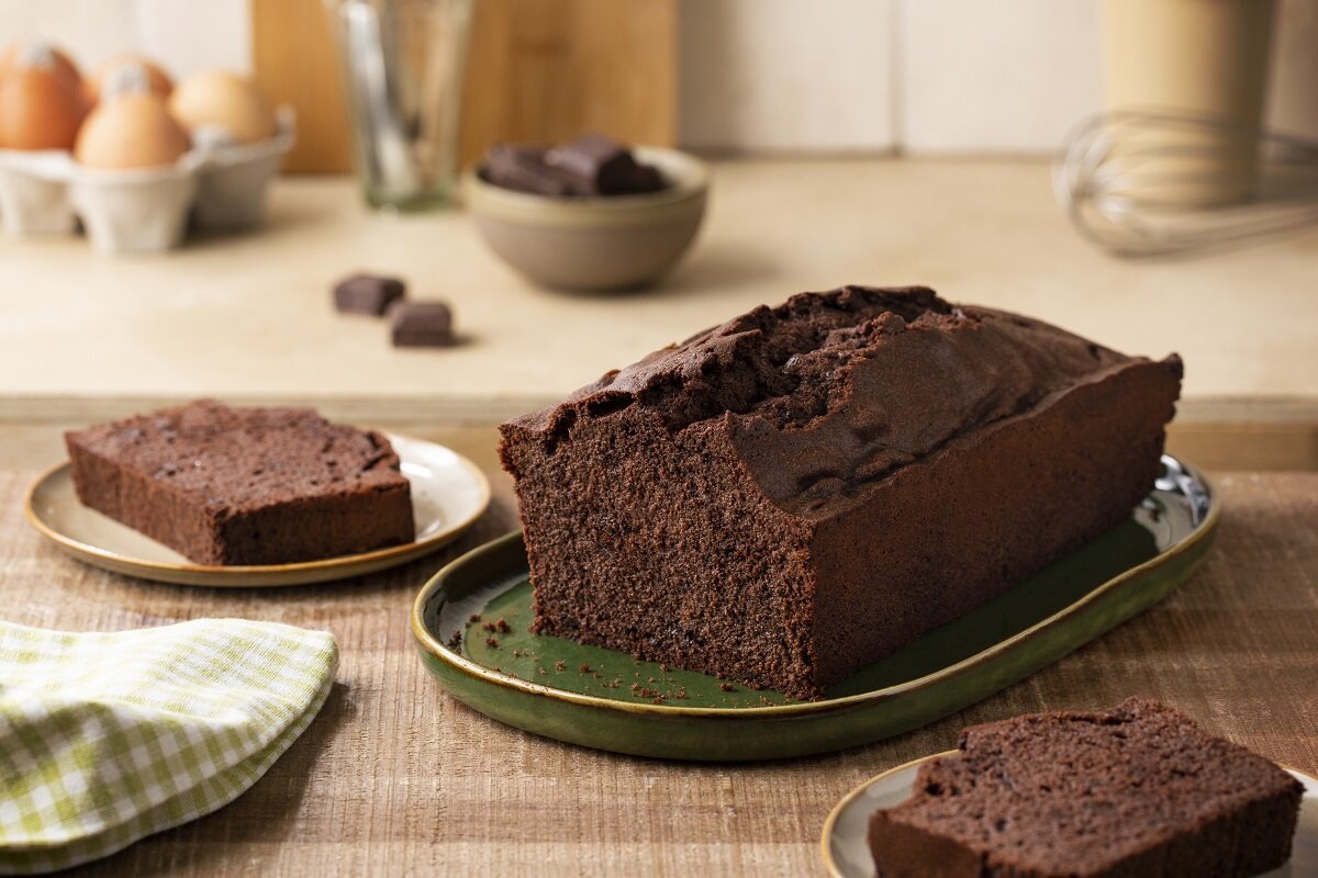 Chocoladecake met cacao en stukjes chocolade - Koopmans.com
