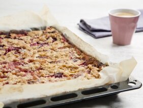 Plaatkoek met pruimen - Recept - Koopmans.com