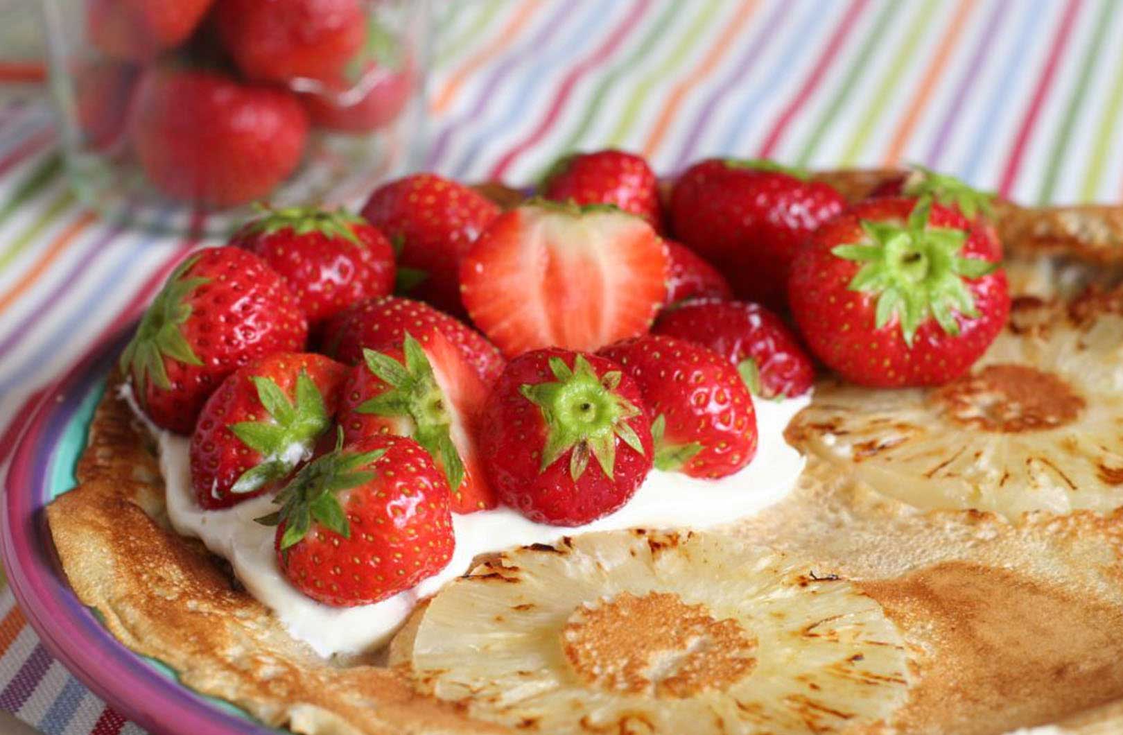 Pannenkoek met ananas en aardbeien - Recept - Koopmans.com Pannenkoek met ananas en aardbeien - Recept - Koopmans.com