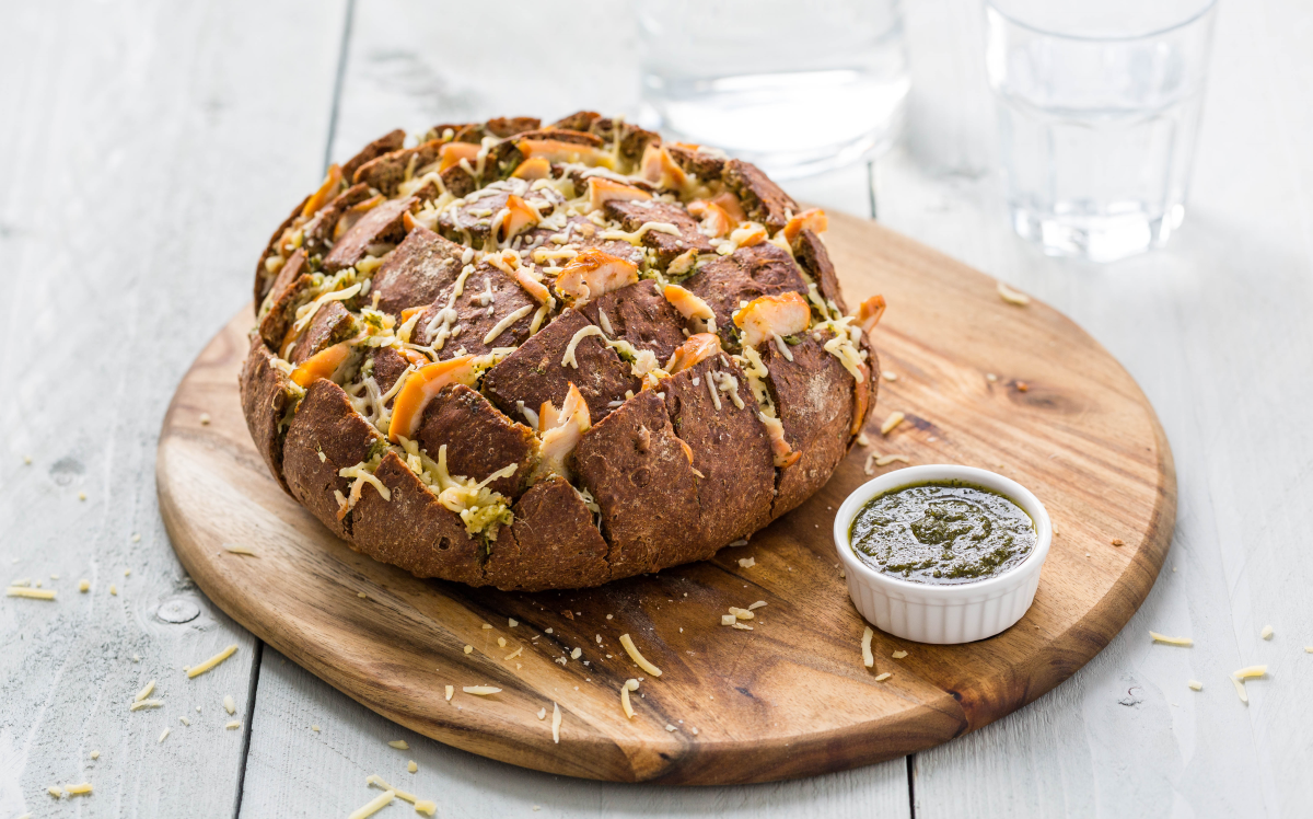 Recept: Plukbrood met kip en pesto - Koopmans.com