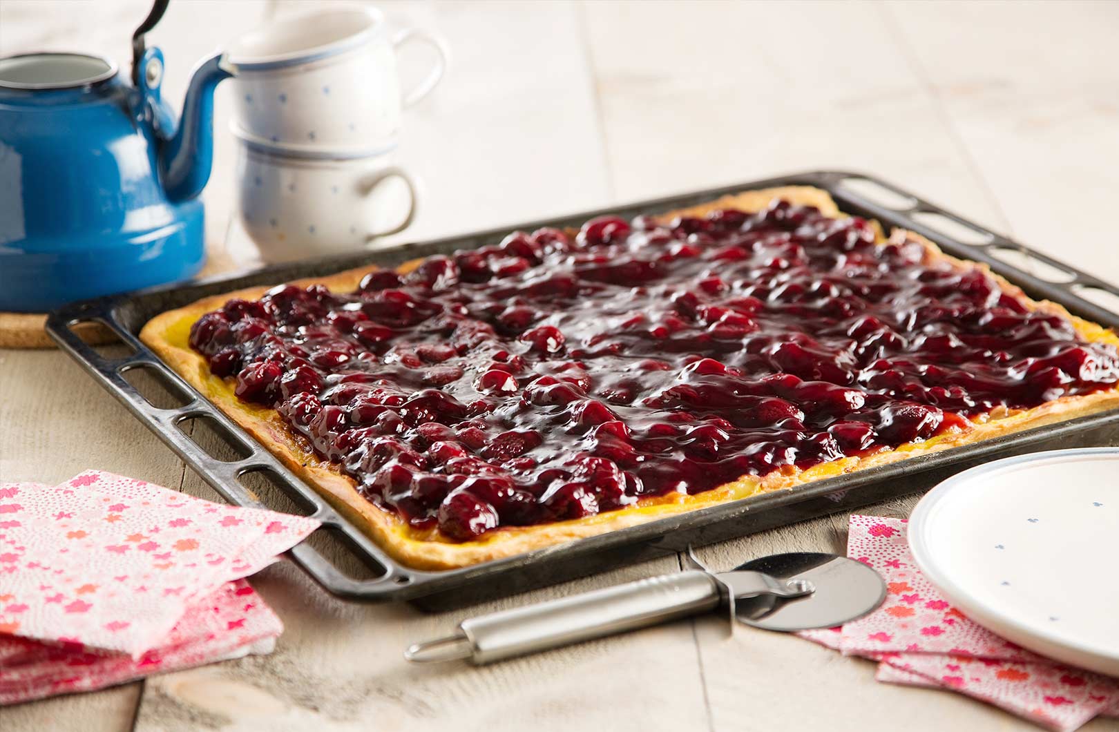 Zoete pizza met kersen - Recept - Koopmans.com