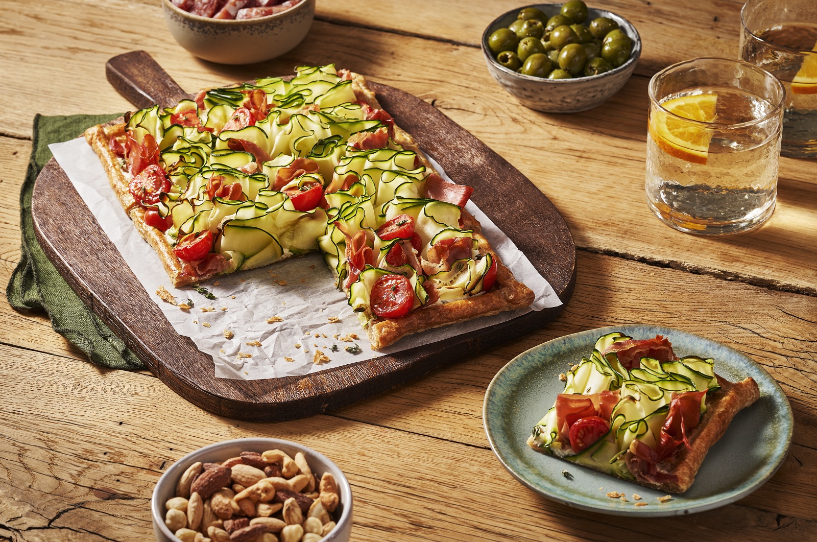 Bladerdeeg plaattaart met courgette, tomaat en parmaham - Recept ...